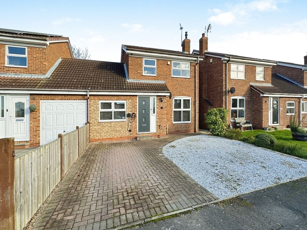 4 bed semi-detached house to rent in Villa Close, Hemingbrough, Selby ...