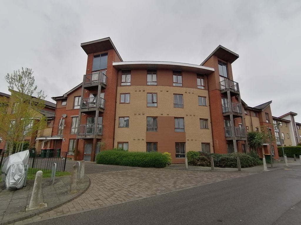 2 bed flat to rent in Commonwealth Drive, Crawley RH10, £1,450 pcm - Zoopla