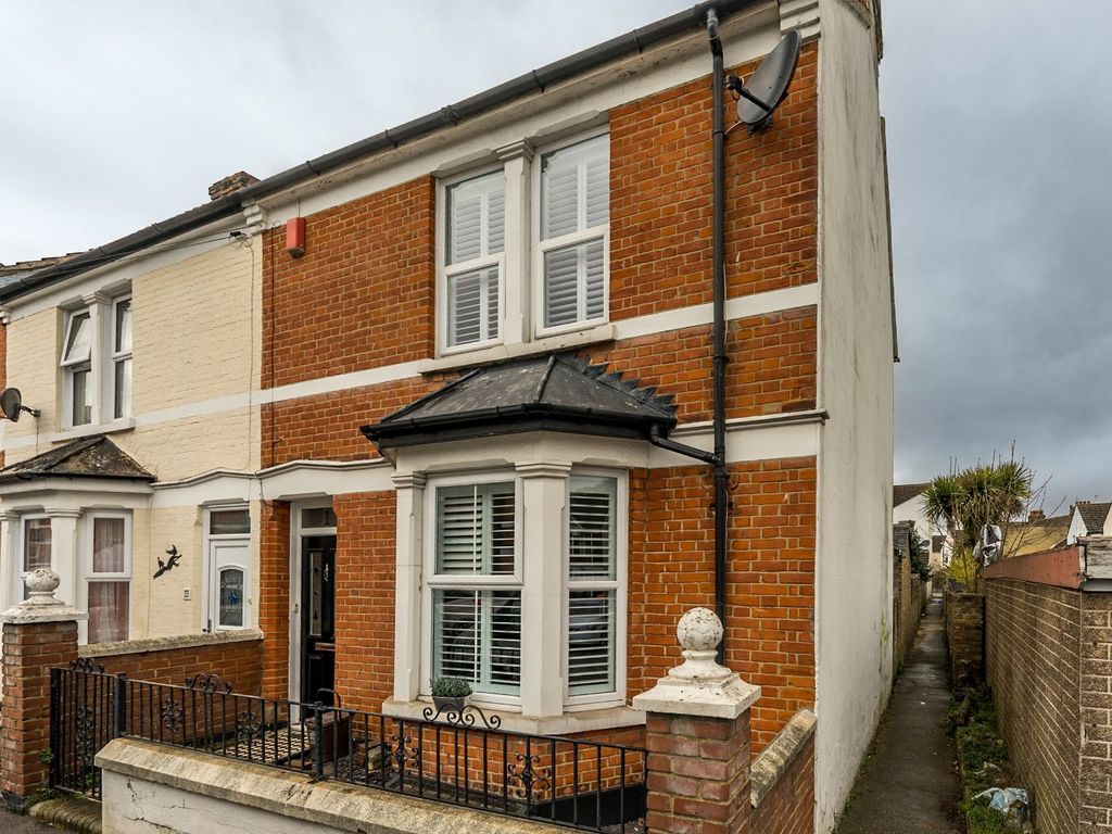 3 Bed End Terrace House For Sale In Chester Road Gillingham Kent Me7
