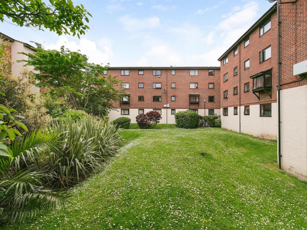 2 bed flat for sale in Granville Square, London SE15, £350,000 - Zoopla