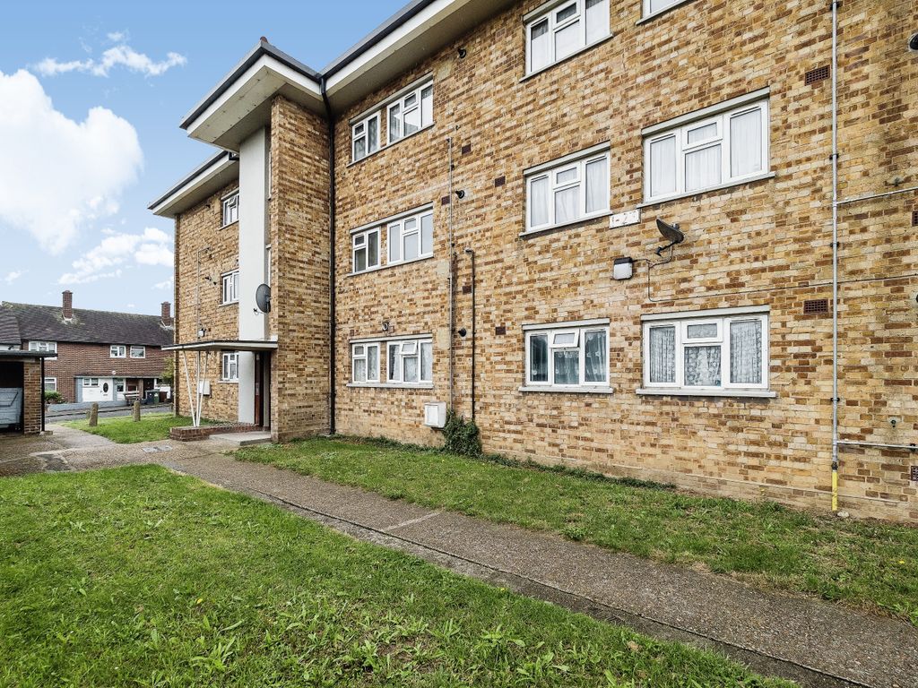 2 bed flat for sale in Manor Close, Dagenham RM10, £250,000 - Zoopla