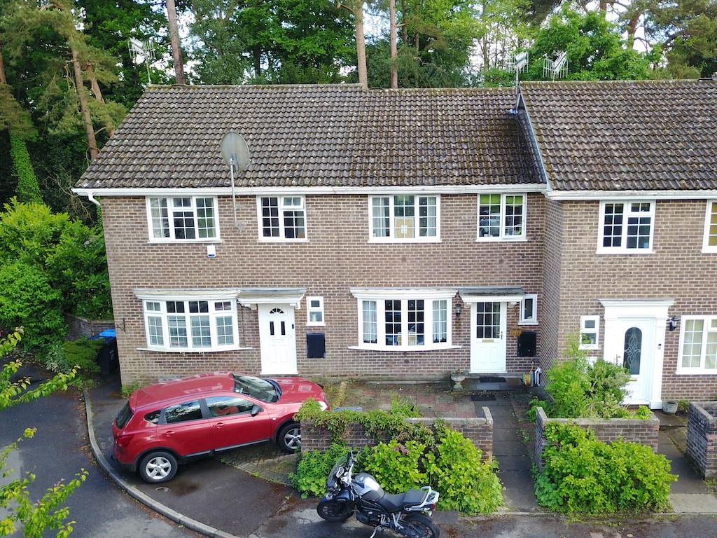 3 bed terraced house to rent in Pinetrees Close, Copthorne, Crawley ...