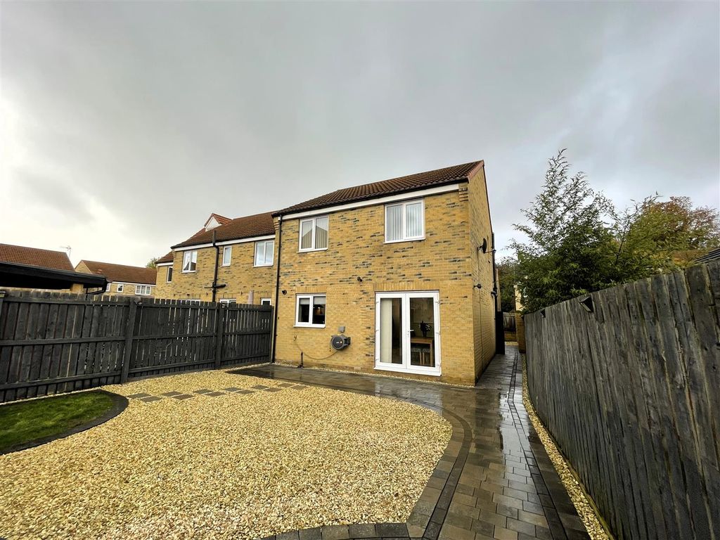 3 Bed Detached House For Sale In Blackthorn Close Selby Yo8 £245 000