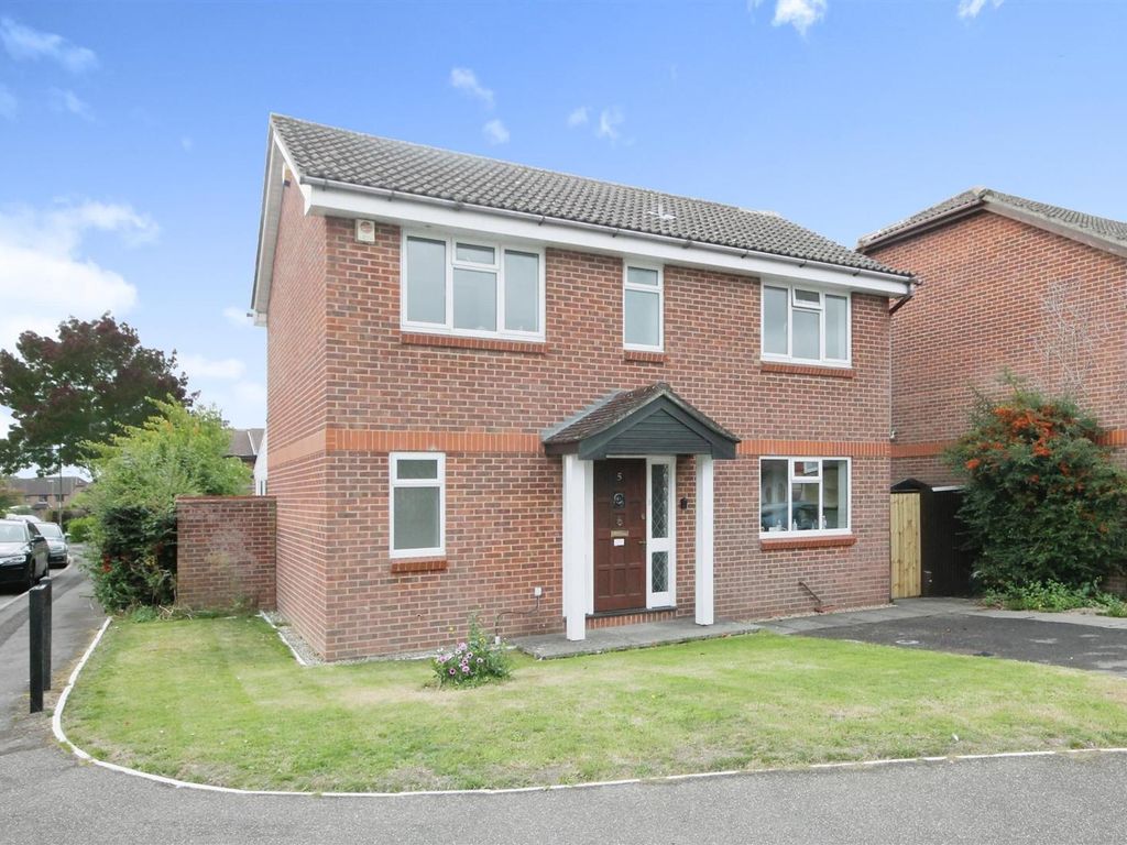 4 Bed Detached House To Rent In Hollybrook Gardens Locks Heath