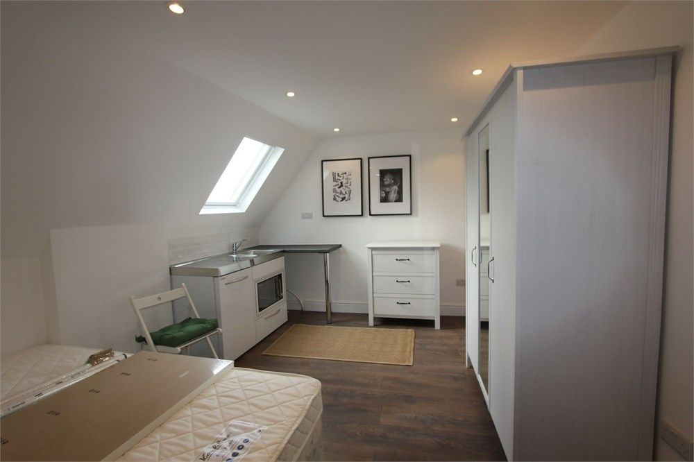 Studio to rent in Brent Street, Hendon NW4, £950 pcm - Zoopla