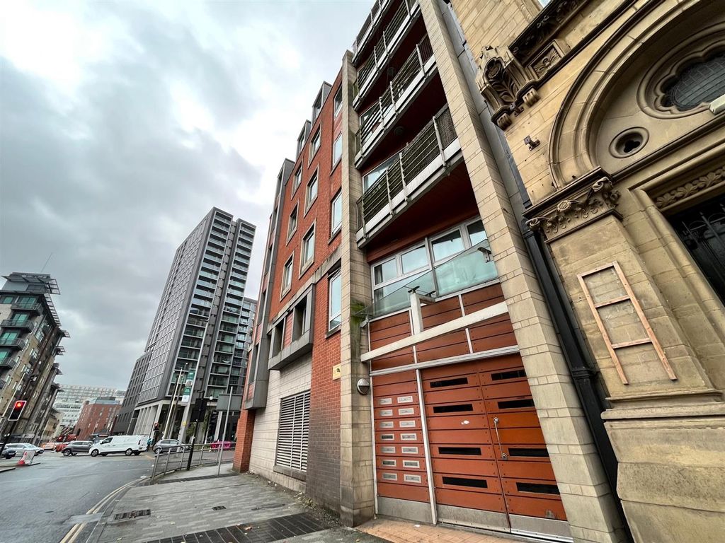 2 bed flat to rent in Chapel Point, Chapel Street, Salford M3, £950 pcm ...