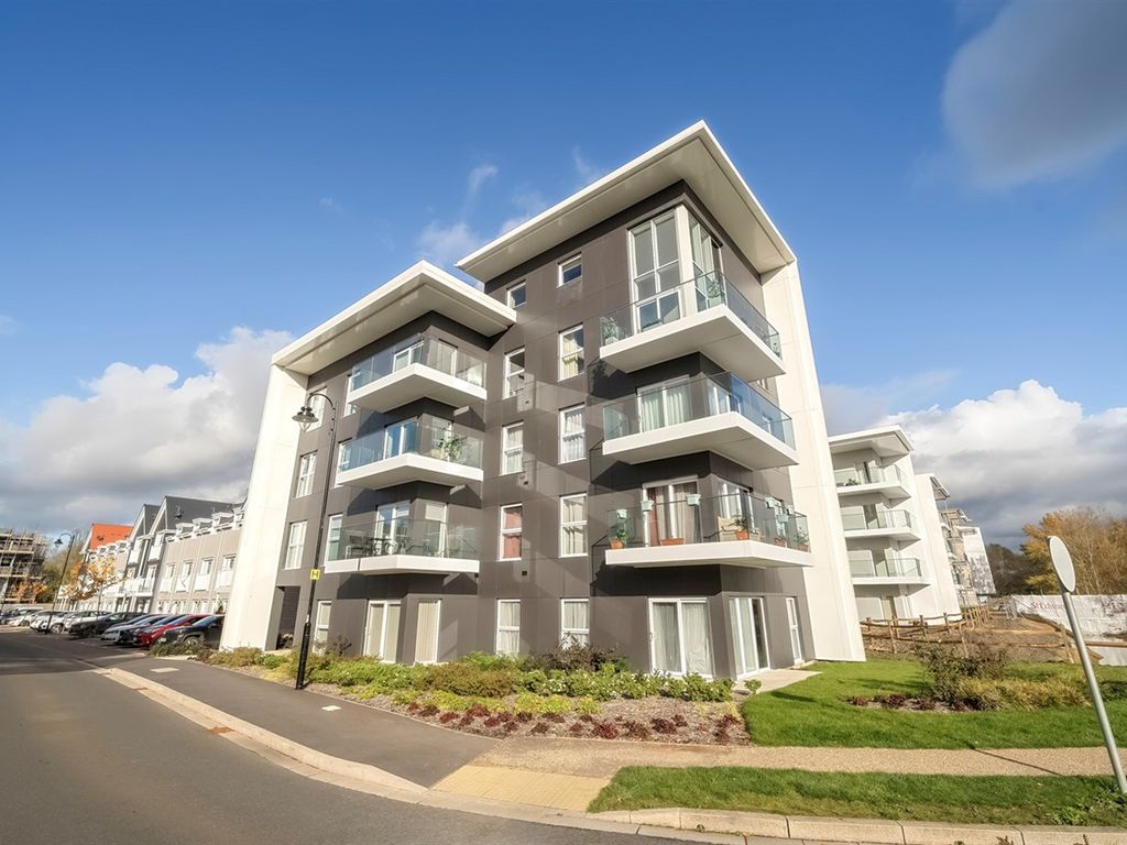 2 bed flat to rent in Fairhaven Drive, Reading RG2, £1,700 pcm - Zoopla