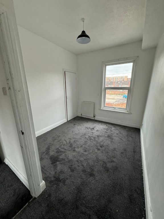 Room to rent in Newlands Road, Middlesbrough TS1, £300 pcm - Zoopla