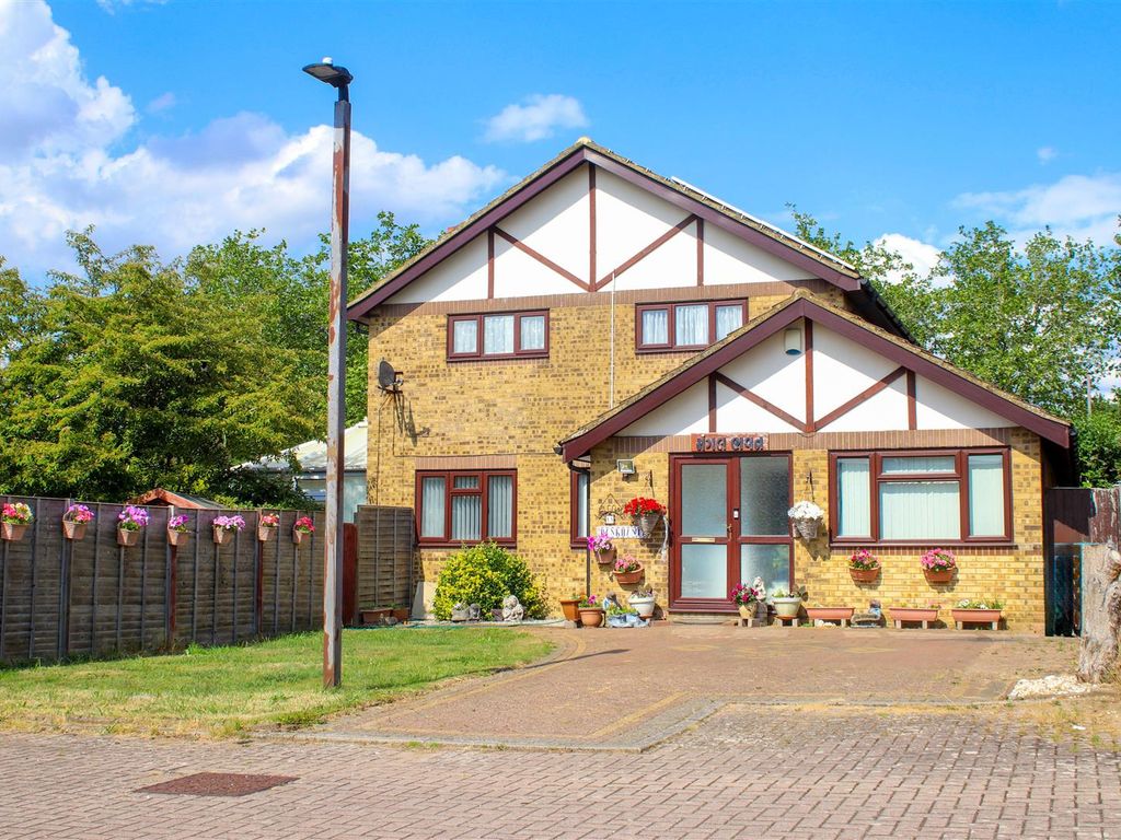 5 bed detached house for sale in Illingworth Place, Oldbrook, Milton ...