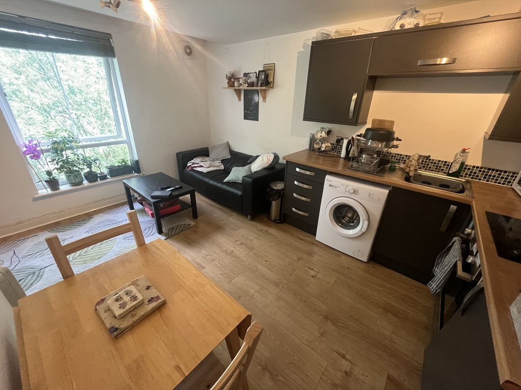 2 bed flat to rent in Meanwood Road, Leeds LS7, £825 pcm - Zoopla
