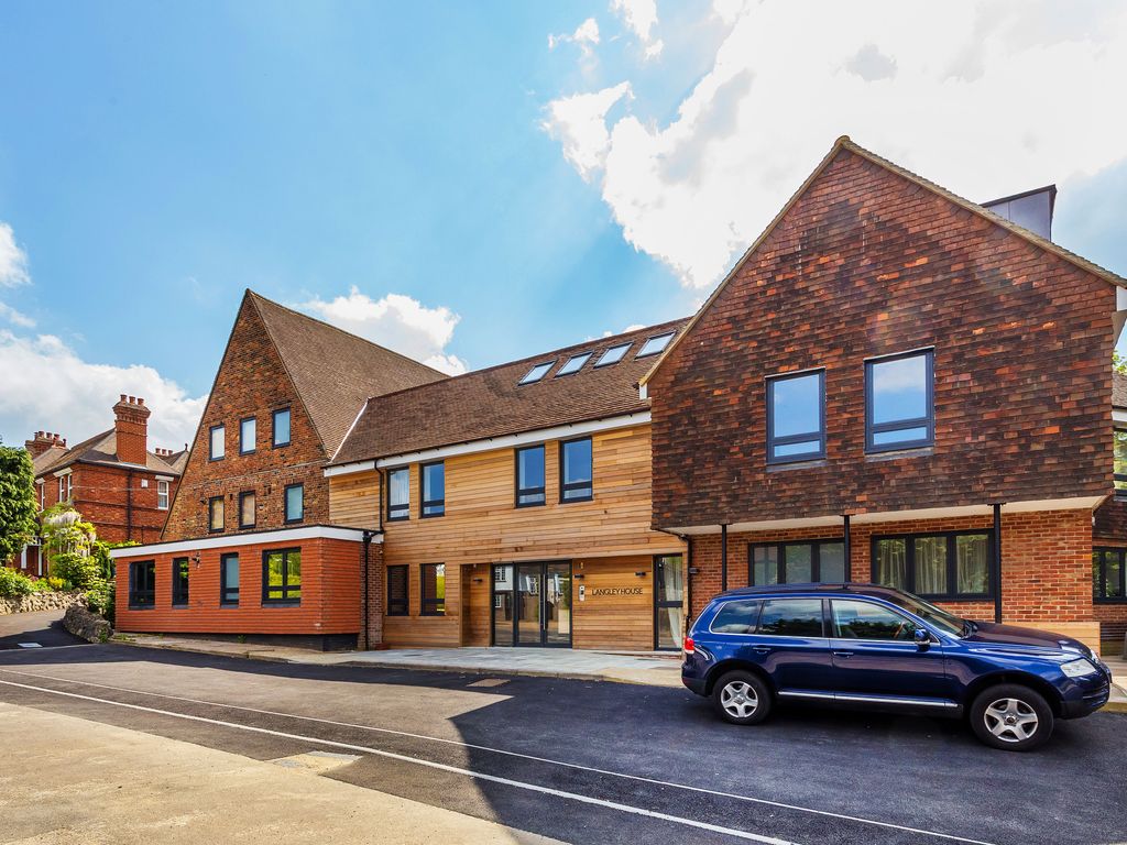 1 bed flat to rent in Church Lane, Oxted RH8, £1,300 pcm - Zoopla
