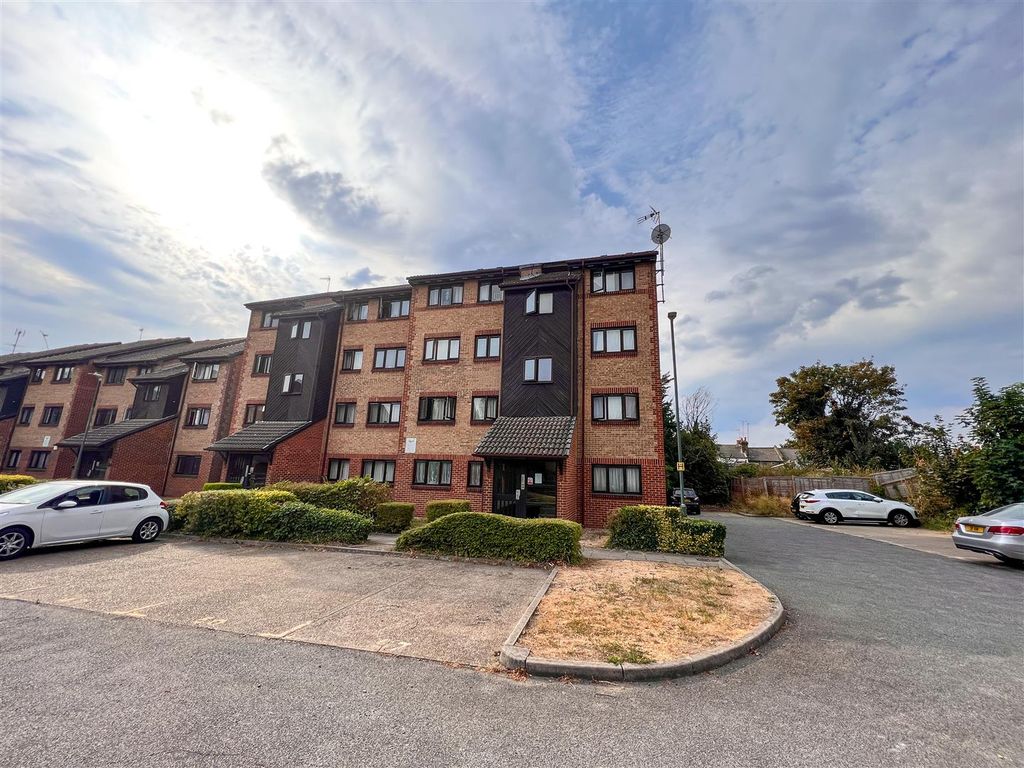 2 bed flat to rent in Cricketers Close, Erith DA8 - Zoopla