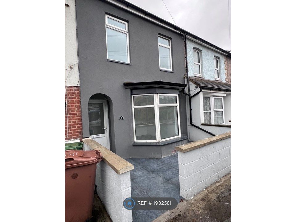 4 bed terraced house to rent in Sussex Terrace, Purfleet RM19, £2,200 ...