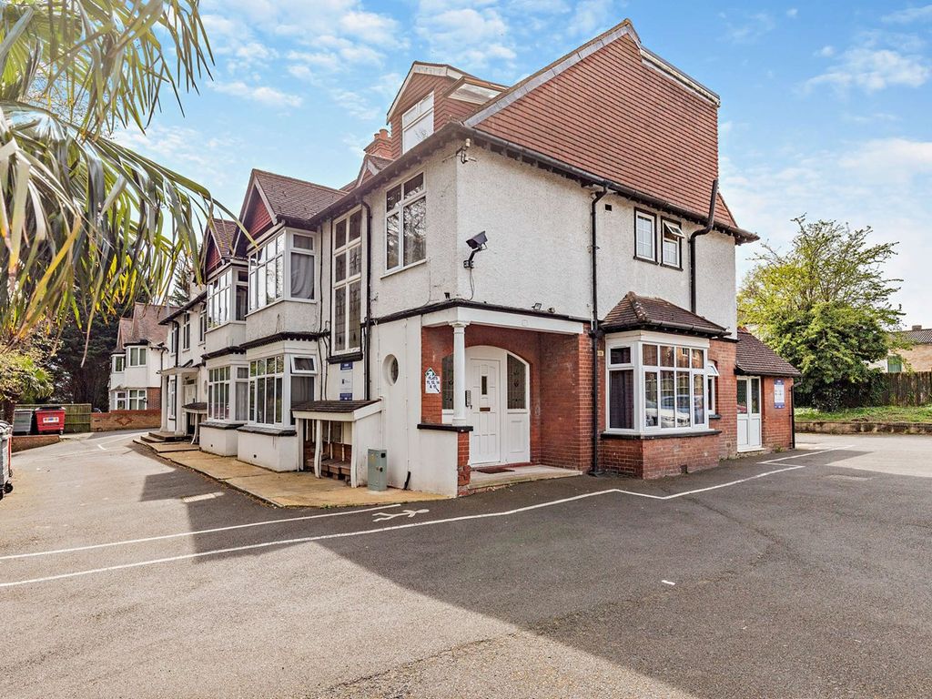 2 bed flat for sale in New Bedford Road, Luton LU3, £166,000 - Zoopla