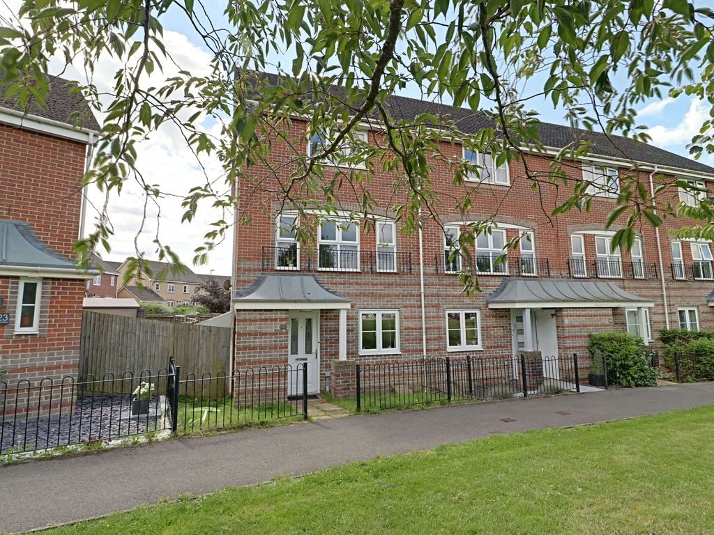 4 bed end terrace house for sale in Burghfield Walk, Worting ...