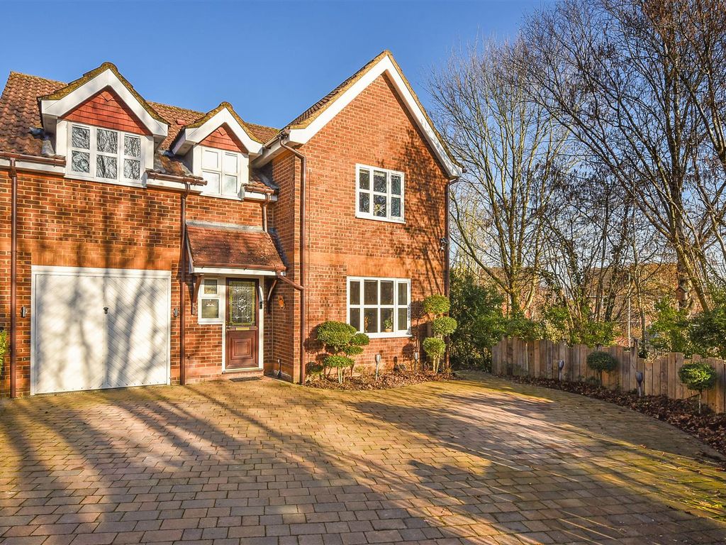 4 bed detached house for sale in Barnfield Rise, Andover SP10 - Zoopla
