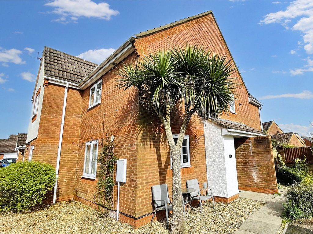 1 Bed Terraced House For Sale In The Lawns Farnborough Hampshire Gu14
