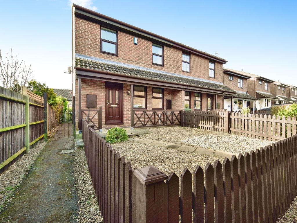 3 Bed Semi Detached House For Sale In Fallowfield Close Weavering
