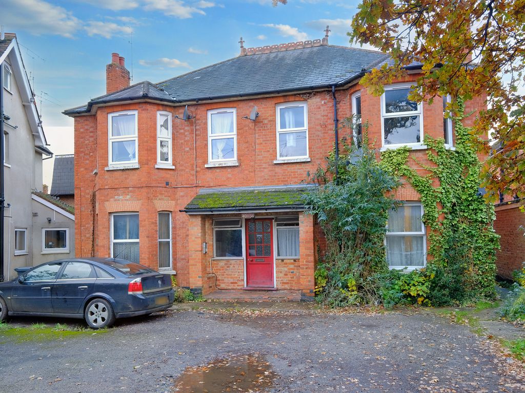 2 bed flat for sale in Frimley Road, Camberley GU15, £60,000 - Zoopla