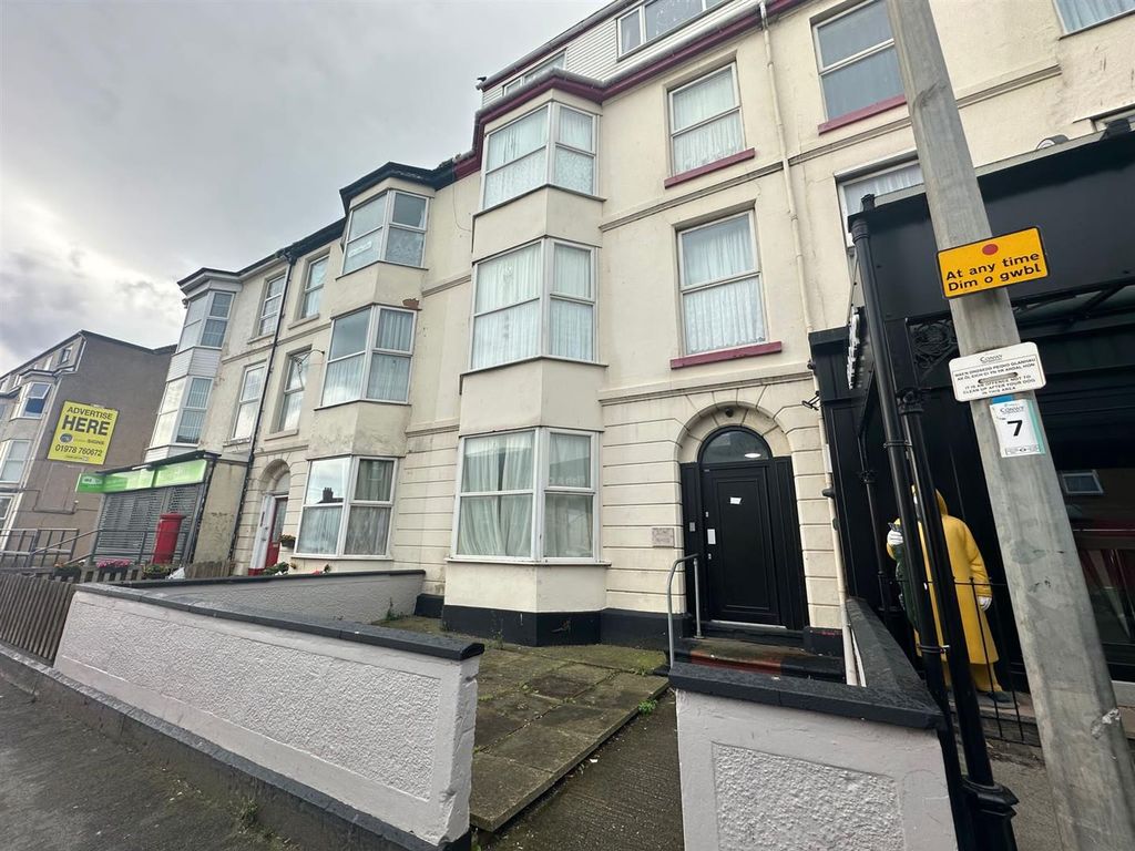 1 bed flat to rent in Marine Road, Pensarn LL22, £515 pcm - Zoopla