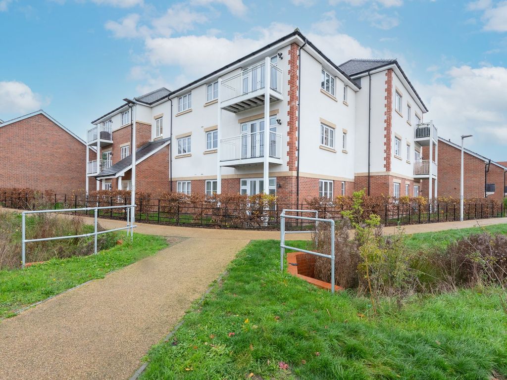 2 bed flat for sale in Lockhart Drive, Rowan Court RG40 - Zoopla
