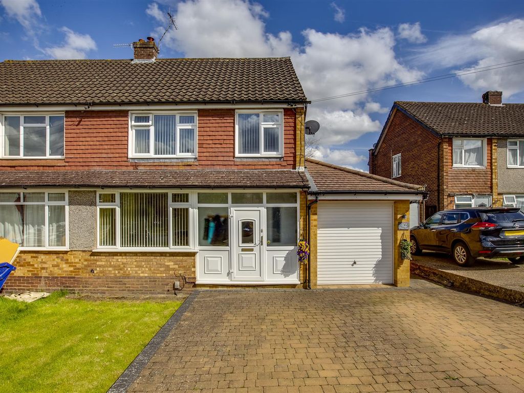 3 Bed Semi Detached House For Sale In Mount Close High Wycombe Hp12 £