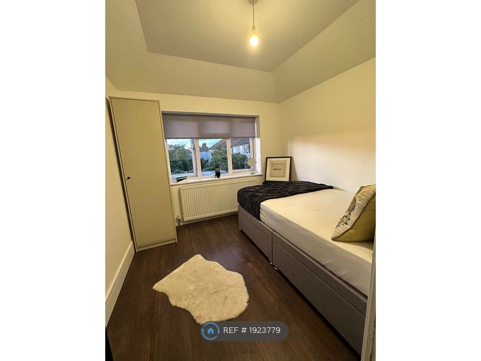 Room to rent in Reede Road, Greater London RM10, £700 pcm - Zoopla