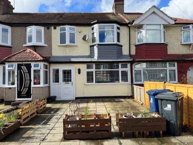 3 Bed Terraced House To Rent In Launceston Road Perivale Ub6 £2 300