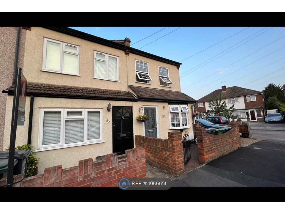 2 bed terraced house to rent in Blenheim Road, Dartford DA1, £1,550 pcm - Zoopla