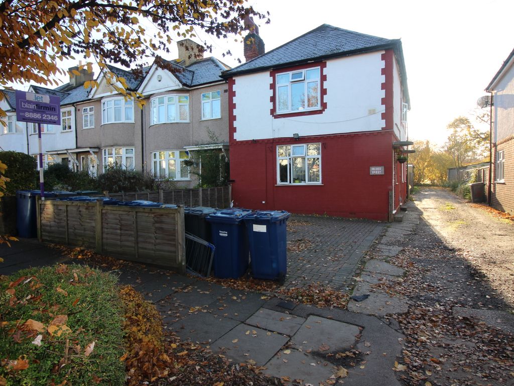 Studio to rent in Osidge Lane, Southgate N14, £1,000 pcm - Zoopla