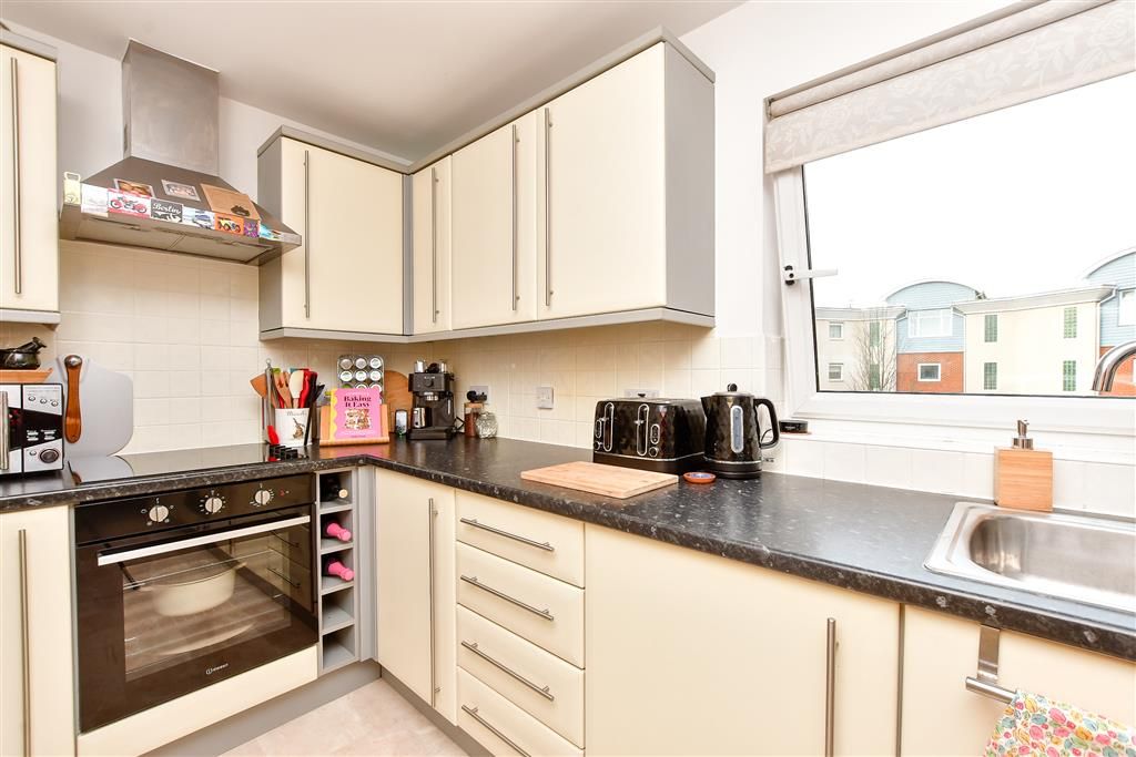 2 bed flat for sale in Burrage Road, Redhill, Surrey RH1, £270,000 - Zoopla