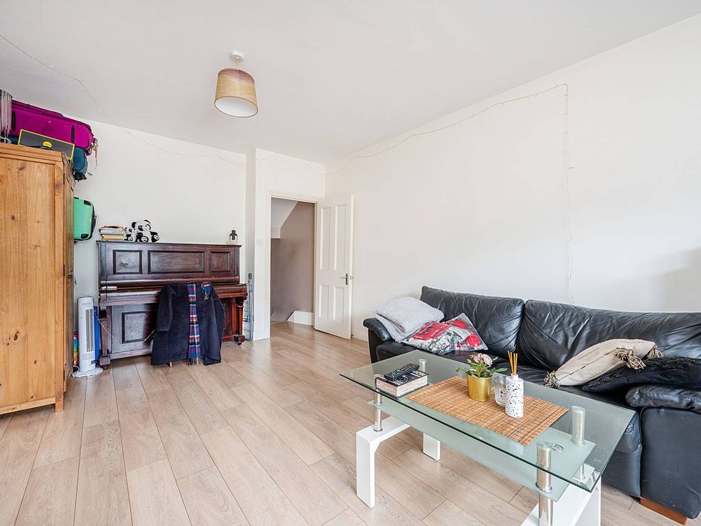 2 bed flat to rent in Chiswick High Road, Chiswick, London W4 - Zoopla