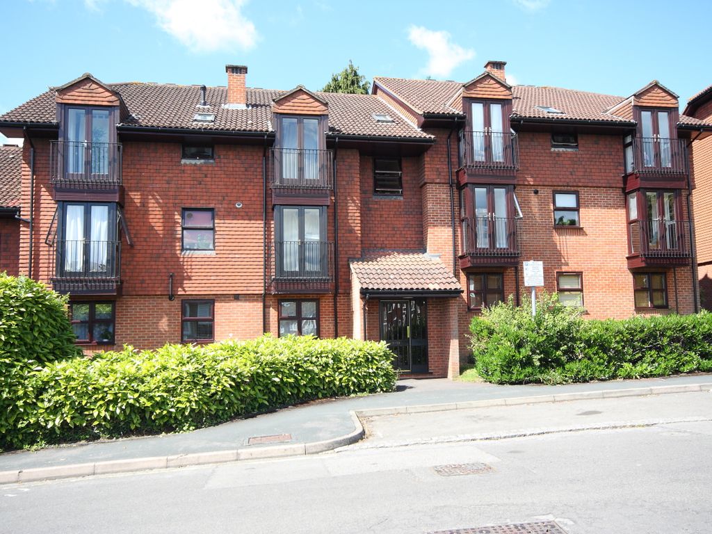 1 bed flat to rent in Midhope Road, Hook Heath, Woking GU22, £1,175 pcm ...