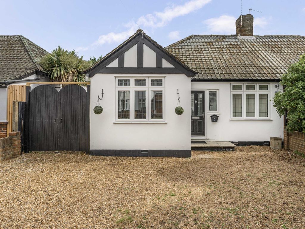 4 Bed Bungalow For Sale In Waverley Avenue Whitton Twickenham Tw2 £