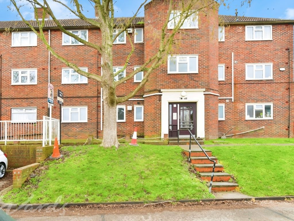 2 bed flat to rent in Cordelia Crescent, Borstal, Rochester ME1, £1,100 ...