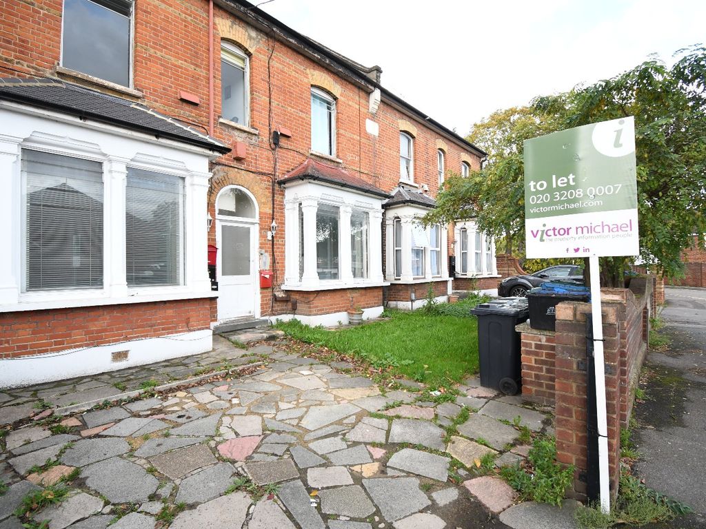 2 bed flat to rent in Primrose Road, London E18, £1,800 pcm - Zoopla