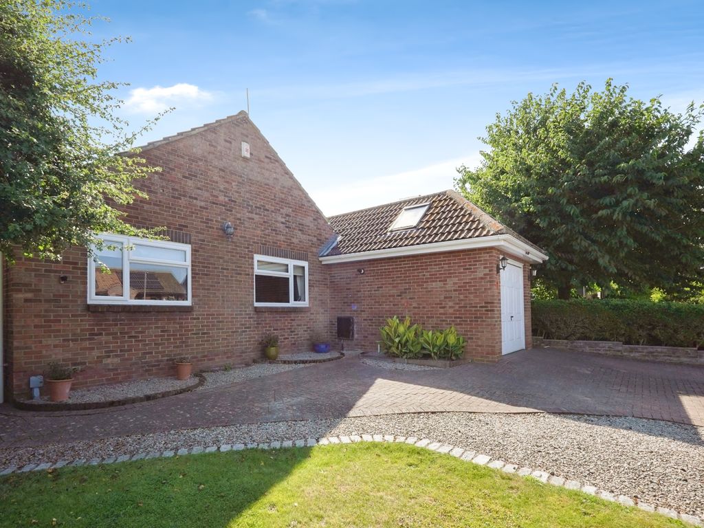 4 bed bungalow for sale in Green Acres, Eythorne, Dover, Kent CT15, £ ...