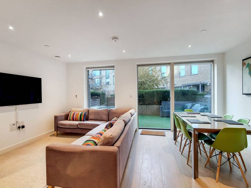 3 bed flat for sale in New Paragon Walk, Elephant And Castle, London ...