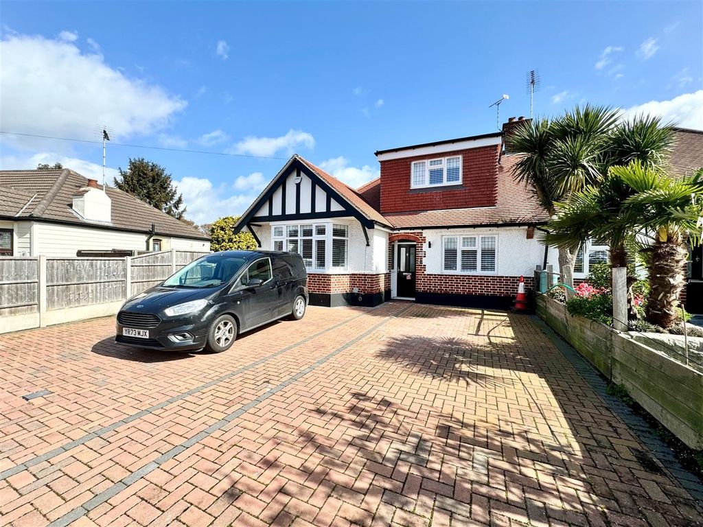 4 bed chalet to rent in Mayfield Avenue, Southend-On-Sea SS2, £1,850 ...