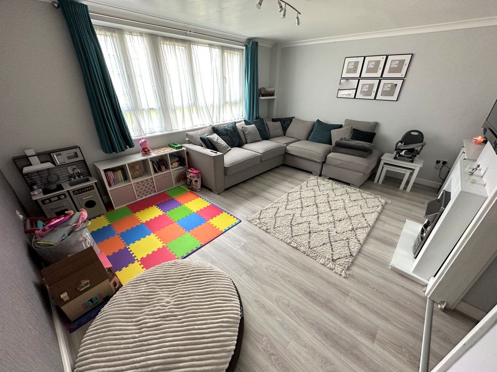 3 bed flat for sale in Marnham Crescent, Greenford UB6 - Zoopla