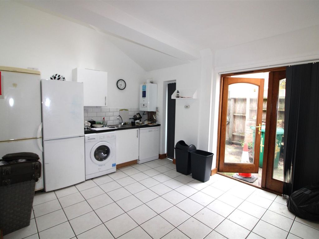 4 bed shared accommodation to rent in Church Grove, Lenton, Nottingham ...