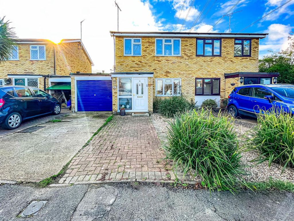 3 Bed Semi Detached Bungalow For Sale In Garden Close Althorne
