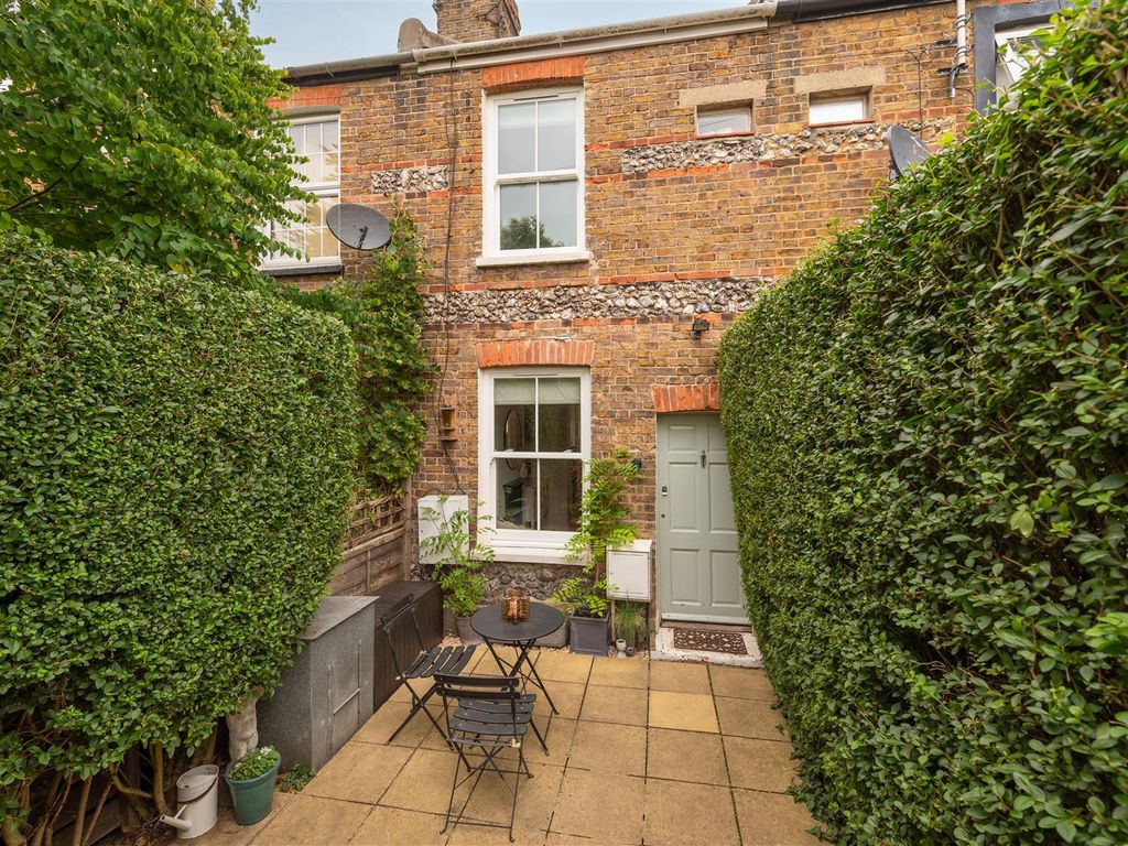 2 bed terraced house for sale in Clewer Fields, Windsor SL4, £415,000 - Zoopla