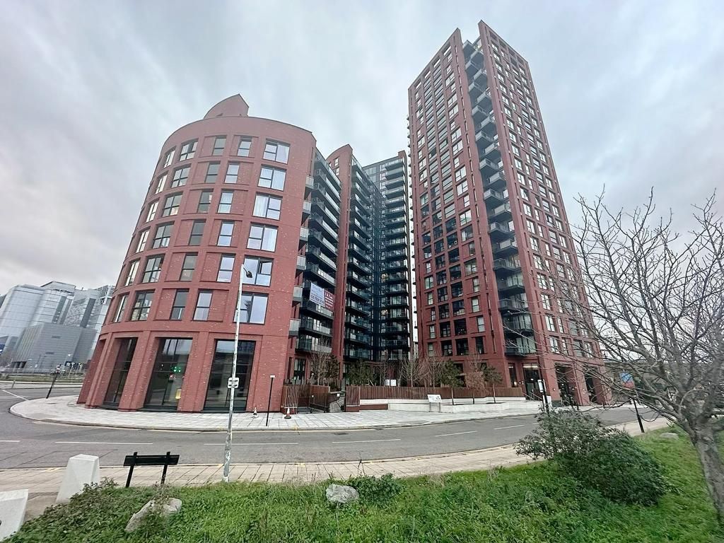 1 bed flat to rent in Silvocea Way, London E14, £1,950 pcm - Zoopla