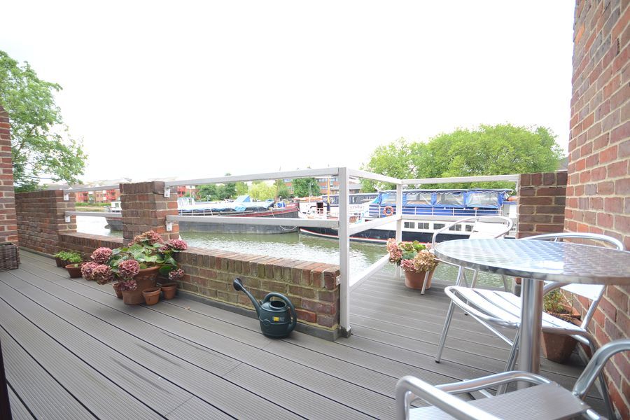 2 bed flat to rent in Riverside Court, Caversham, Reading RG4, £1,895 ...