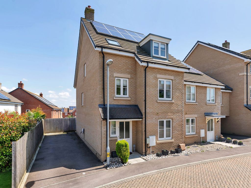 4 bed town house for sale in Grenfell Gardens, Royston SG8, £450,000 ...