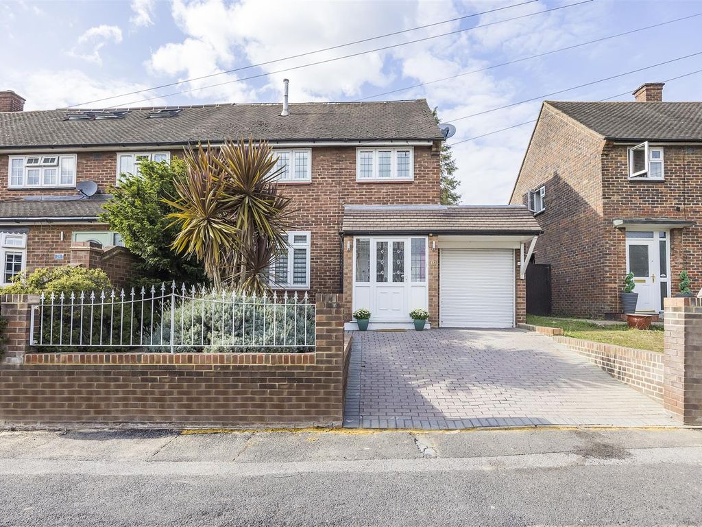 3 bed property for sale in Honeycroft, Loughton IG10 - Zoopla
