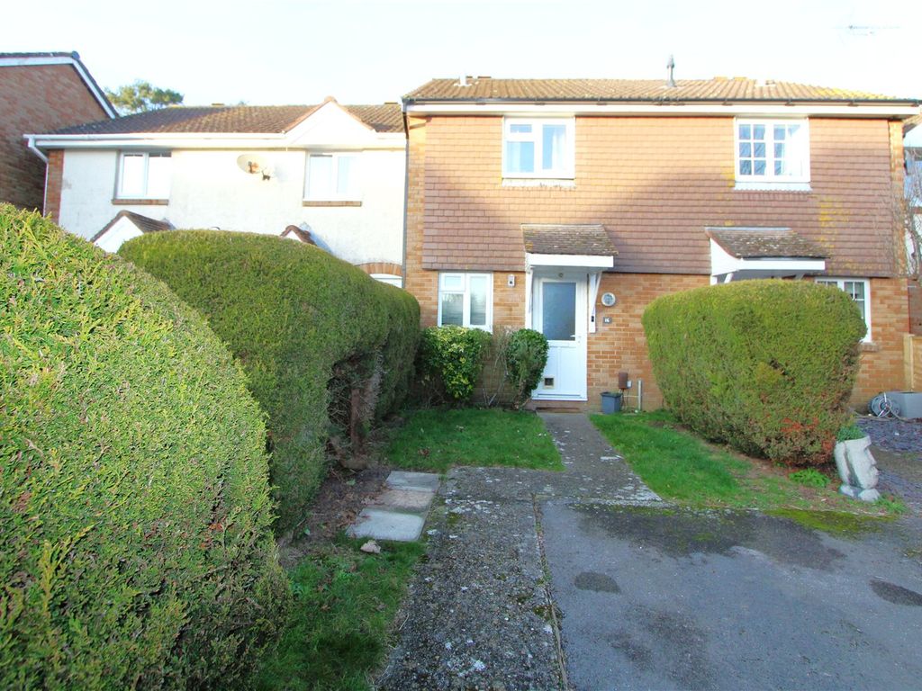 2 bed terraced house for sale in Wheatear Drive, Petersfield, Hampshire ...