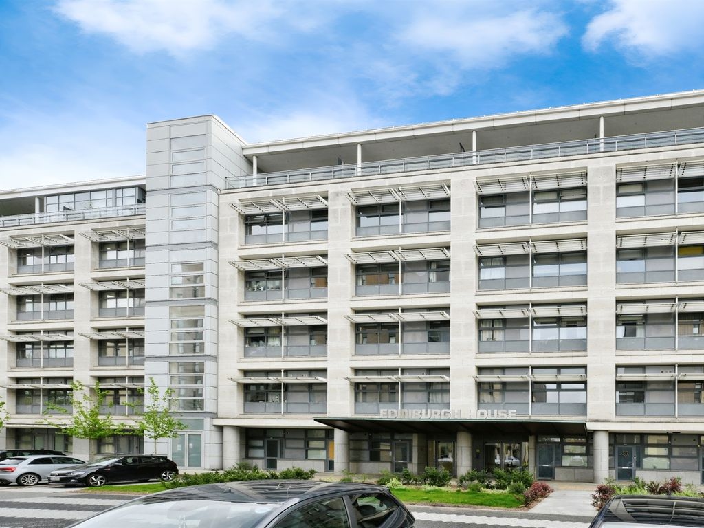 2 bed flat for sale in Edinburgh Gate, Harlow CM20, £200,000 - Zoopla