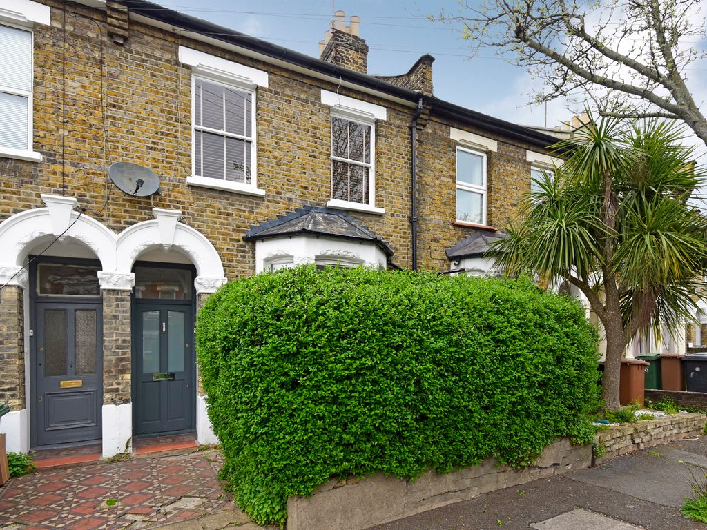 2 bed flat for sale in Leslie Road, London E11 - Zoopla
